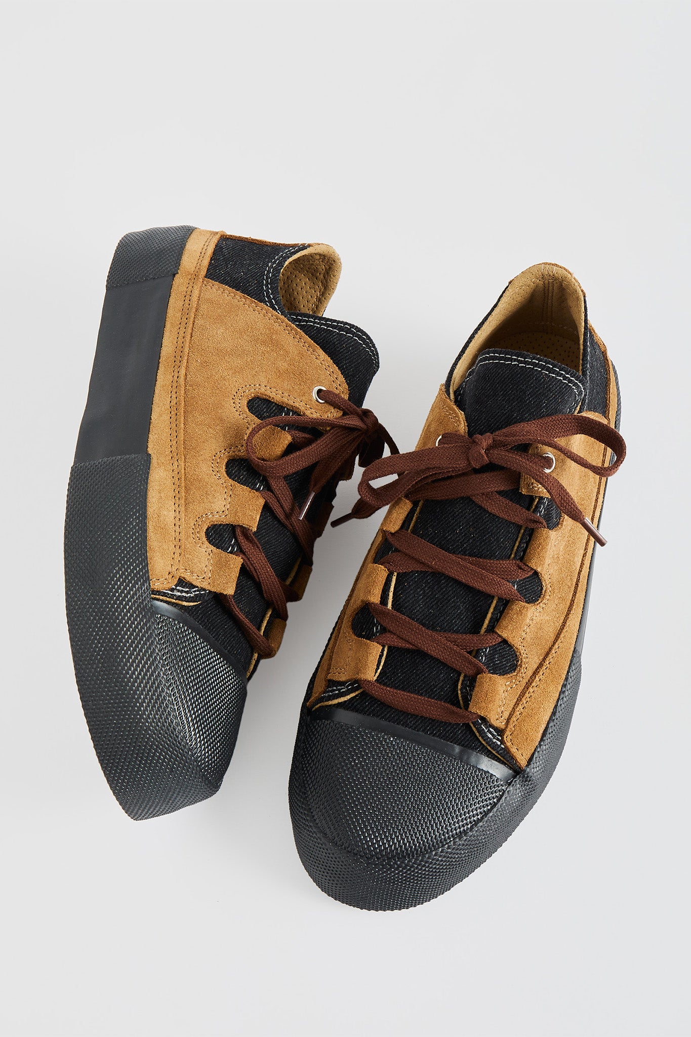 Wollow | Tarmac Plus | Shadow – Company of Strangers